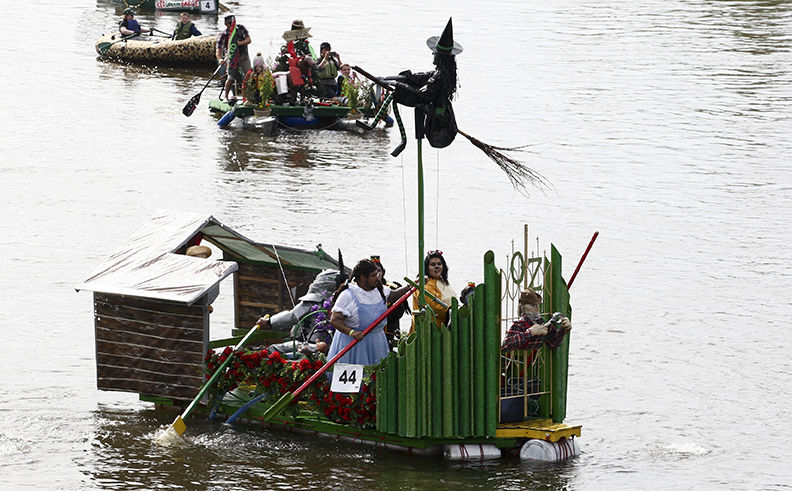 79 makeshift riverboats take on final KUAC Red Green Regatta | Local ...