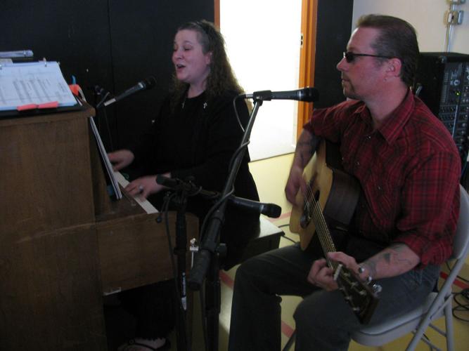 Cantwell celebrates grads | Kris Capps | newsminer.com