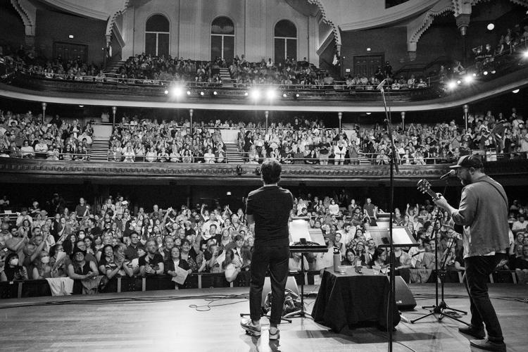 Mass public singalong turns the audience into a choir — and you're ...