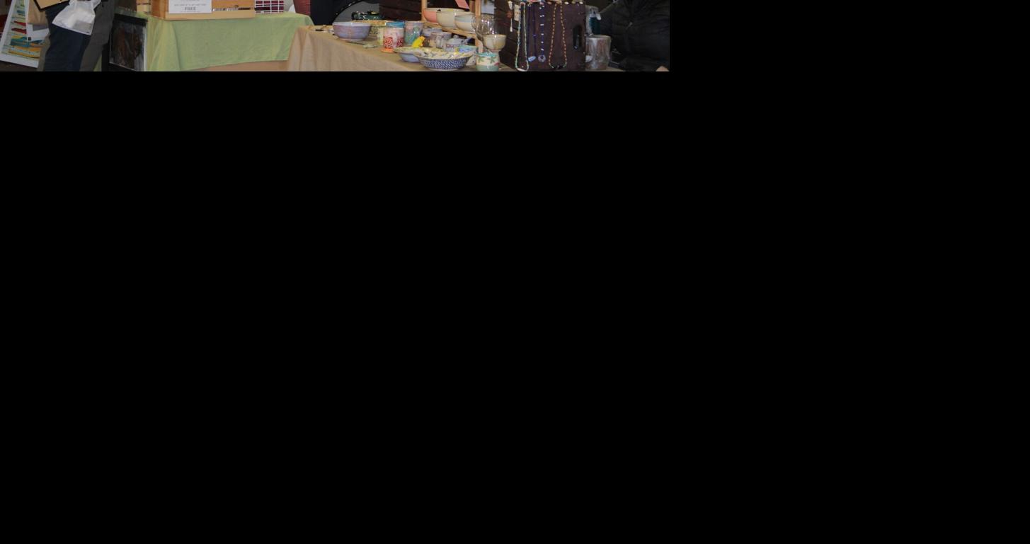 Shoppers, Santa usher in the holiday spirit at Pioneer Park | Local ...