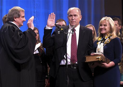 Bill Walker sworn in as Alaska's new governor | Alaska News | newsminer.com