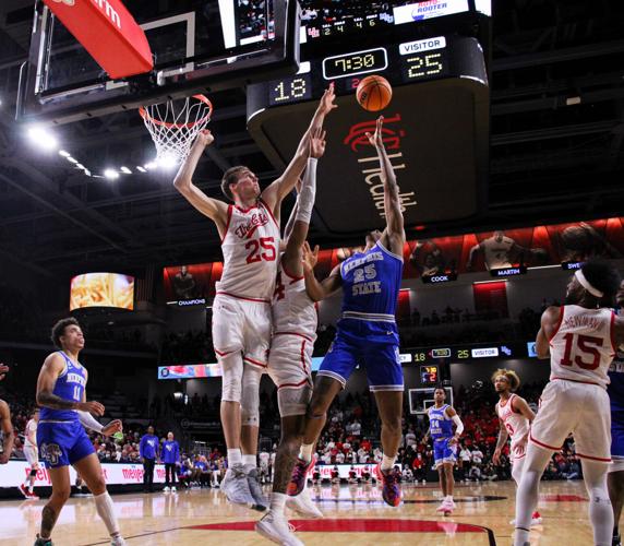 PHOTOS: Men's basketball falls to Memphis 74-81 | Gallery | newsrecord.org