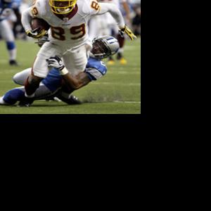 Moss scores 2 TDs in 25-17 win