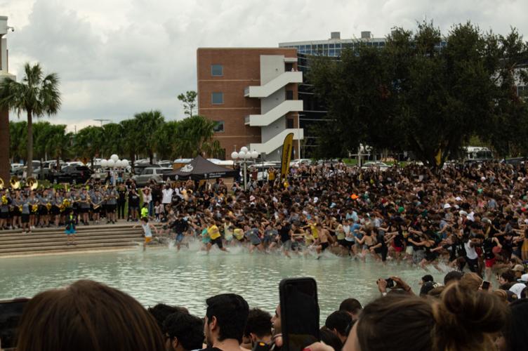 Photos: UCF students "Charge On" into Reflection Pond at Spirit Splash ...