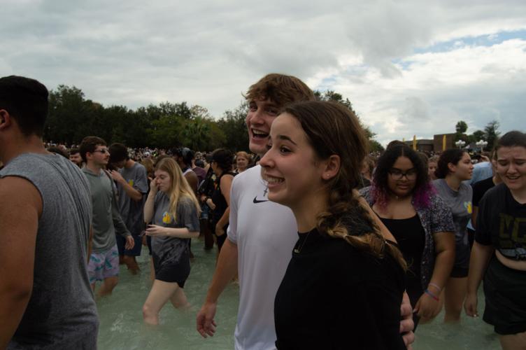 Photos: UCF students "Charge On" into Reflection Pond at Spirit Splash ...
