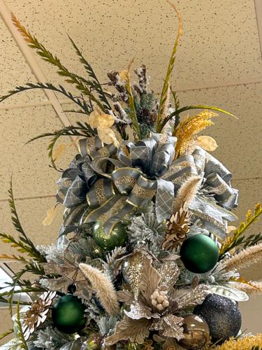 Father suffers loss and shows ‘Hope of the World’ with Christmas tree ...