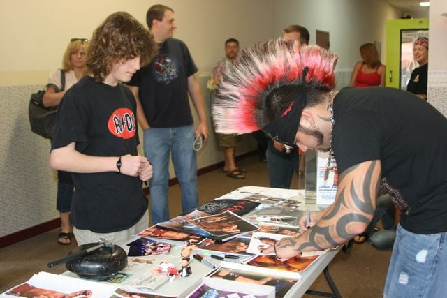 Pro wrestler Jesse Neal signs autographs, judges tattoos | News ...