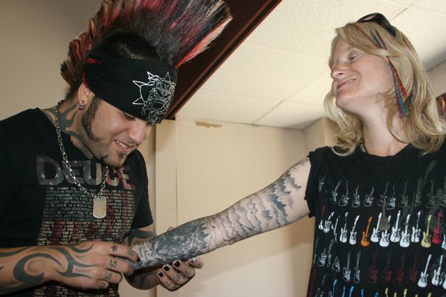 Pro wrestler Jesse Neal signs autographs, judges tattoos | News ...