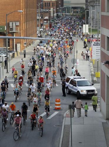 Cycling ‘Slow Roll’ gives Detroit a new spin | Arts and Life | nny360.com