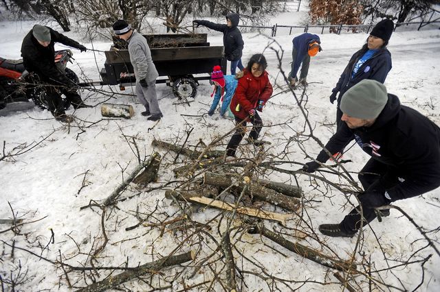 VOLUNTEERS CLEAN UP ZOO | News | nny360.com