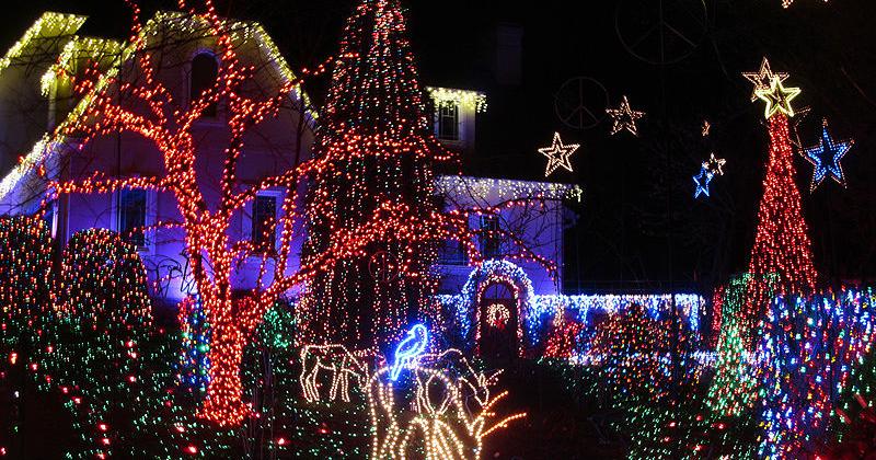 MERRY and (very) BRIGHT ABC special shines light on extreme yuletide ...