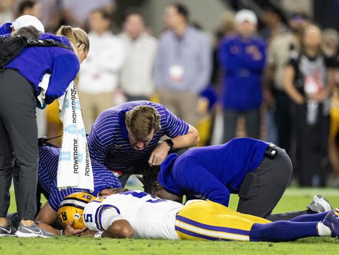 LSU QB Jayden Daniels knocked out of game with head injuury | LSU ...