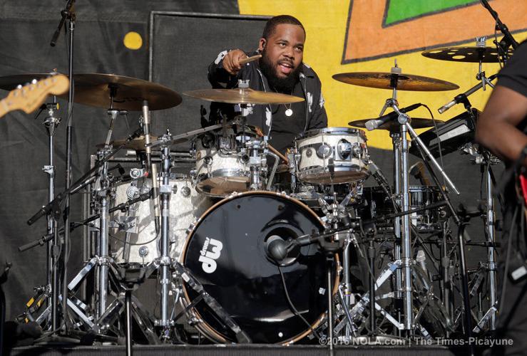 Maxwell elevated swooning fans, sent them flying on 'Pretty Wings' at ...