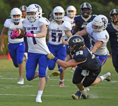 Country Day keeps winning football games with unselfish, adaptable ...