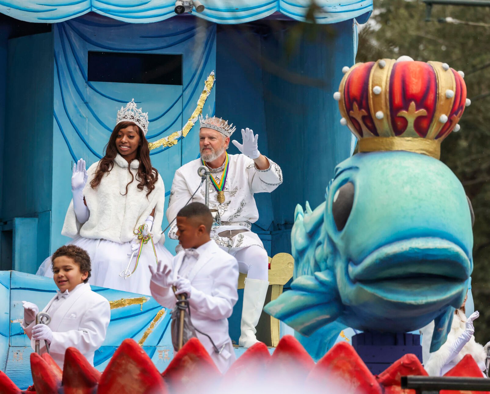 Krewe of Pontchartrain parades to Pontchartrain Likes it Hot | Photos ...