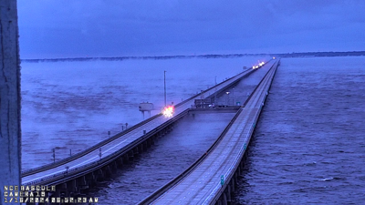 Ice removing efforts begin on Lake Pontchartrain Causeway | News | nola.com