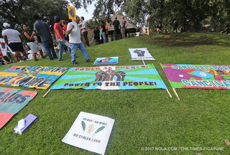 Decenas se reunen en Duncan Plaza para apoyar a los Dreamers | Archive ...