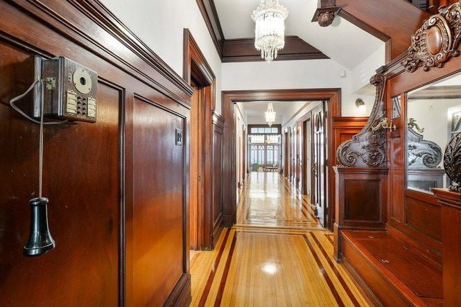 Historic Centanni home, once site of lavish Christmas displays, hits ...