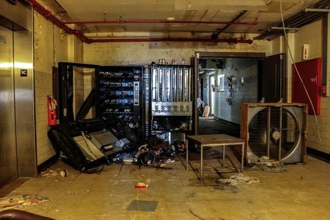 10 photos of the messy state of abandoned Charity Hospital before it's ...