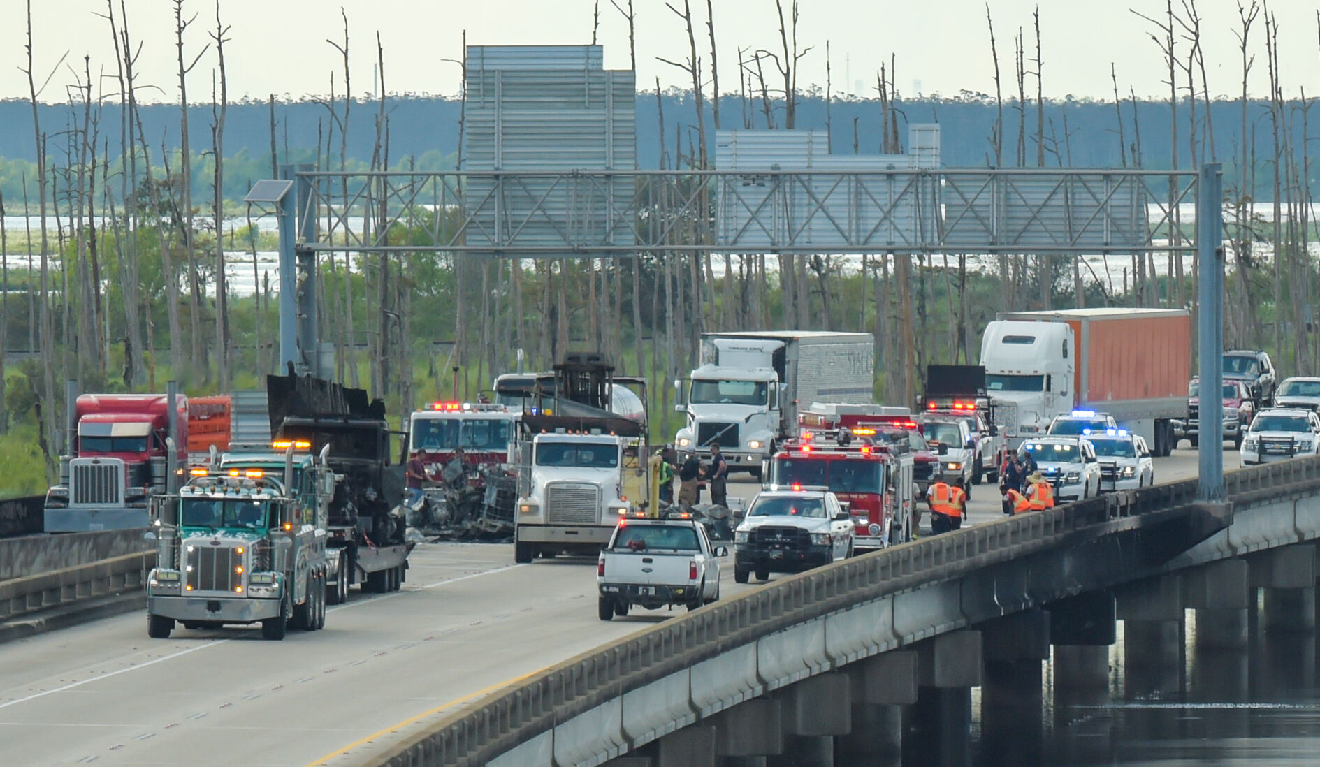 I-10 East closed by massive vehicle fire for the second time in a day ...