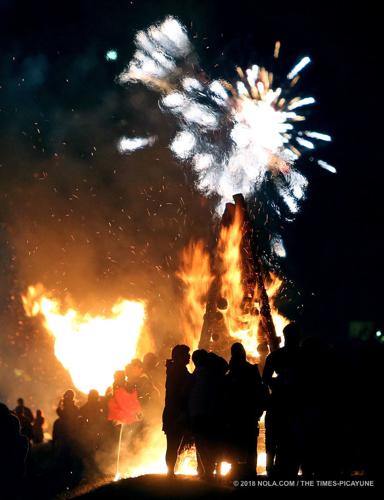 Christmas Eve bonfires light up the Mississippi River levee: photos ...