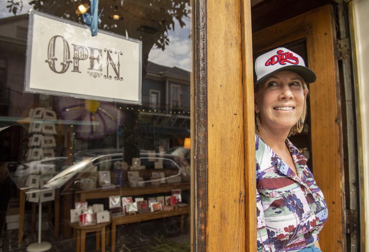 A trove of Dolly Parton swag arrives at Dolly-themed float house in New ...