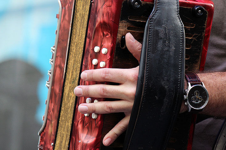 Roddie Romero & the Hub City All-Stars reward fans who outlasted rain ...
