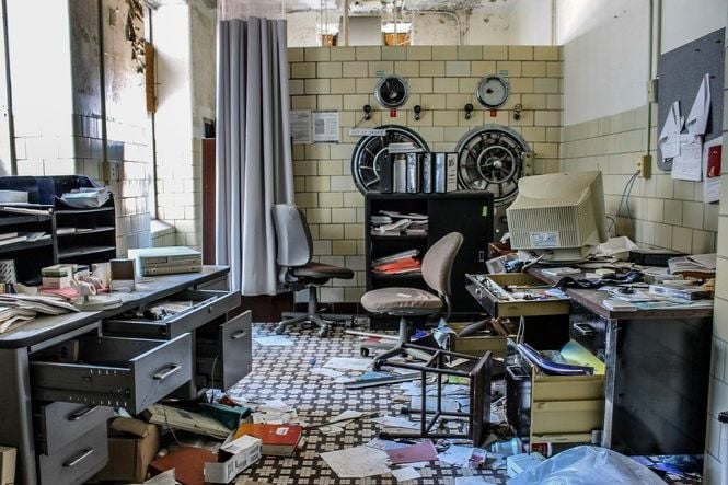 10 photos of the messy state of abandoned Charity Hospital before it's ...