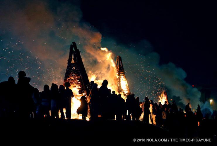 Christmas Eve bonfires light up the Mississippi River levee: photos ...