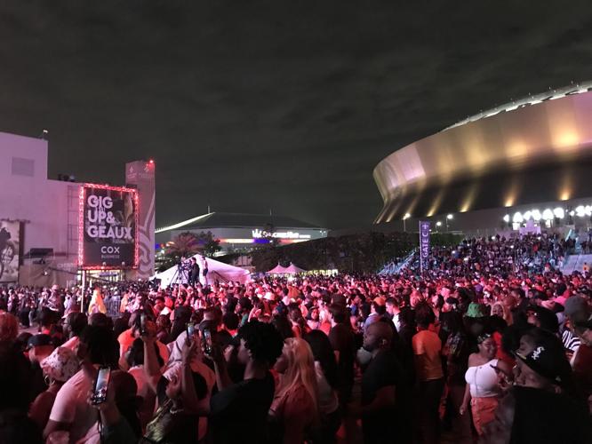 Drake makes surprise appearance at Lil Wayne's 2022 Lil WeezyAna Fest ...