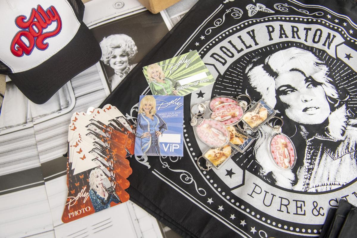 A trove of Dolly Parton swag arrives at Dolly-themed float house in New ...