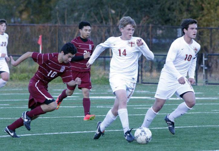 Miles Francis plays through injury, leads Brother Martin by Destrehan ...
