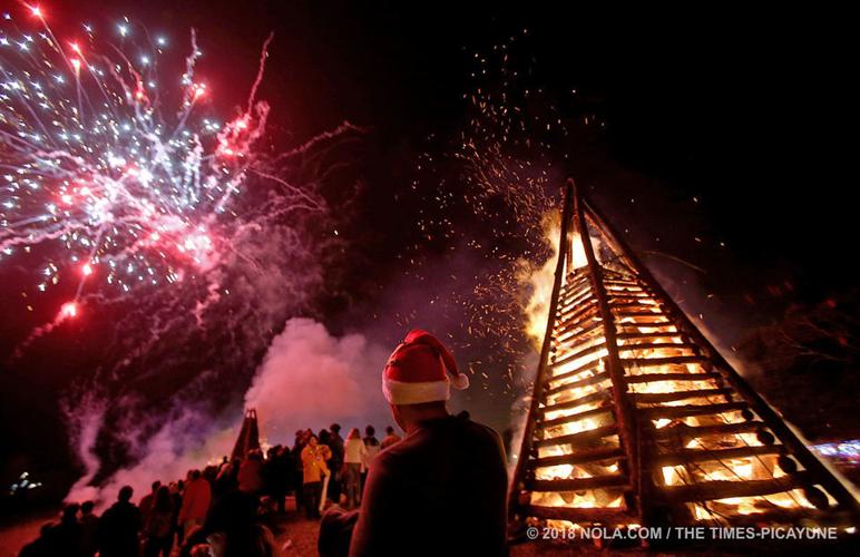 Christmas Eve bonfires light up the Mississippi River levee: photos ...
