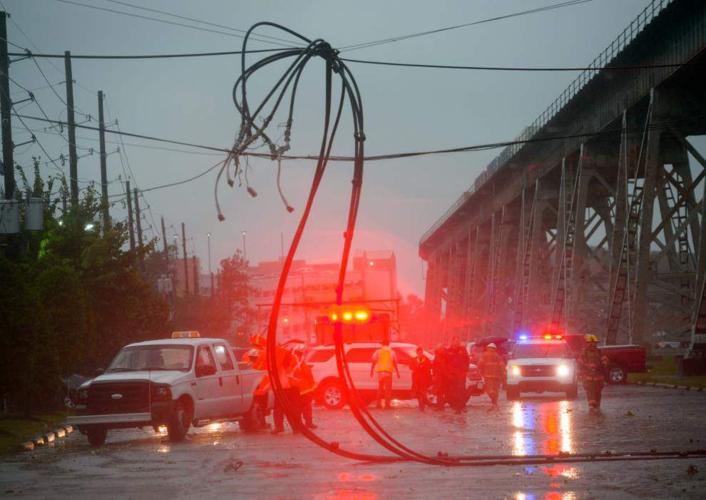 Falling trains, a collapsed house, a torn-off roof and affected flights ...