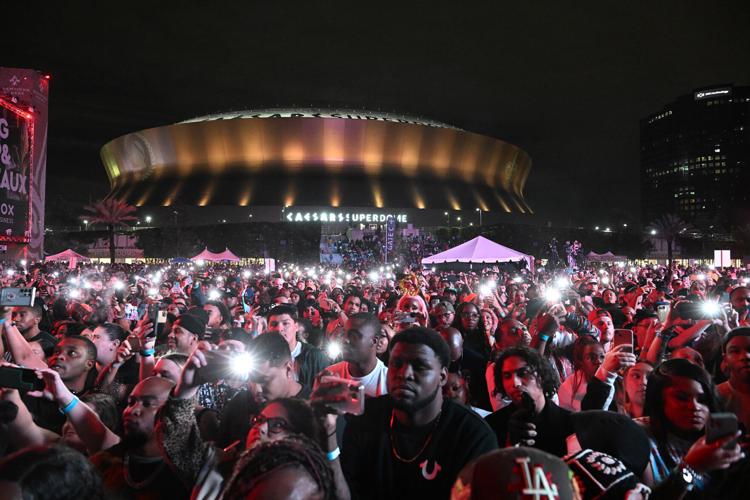 Drake makes surprise appearance at Lil Wayne's 2022 Lil WeezyAna Fest ...