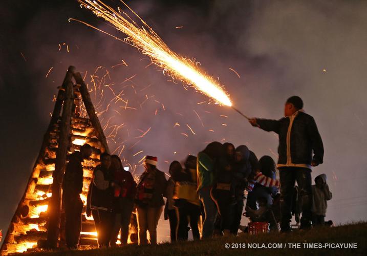 Christmas Eve bonfires light up the Mississippi River levee: photos ...
