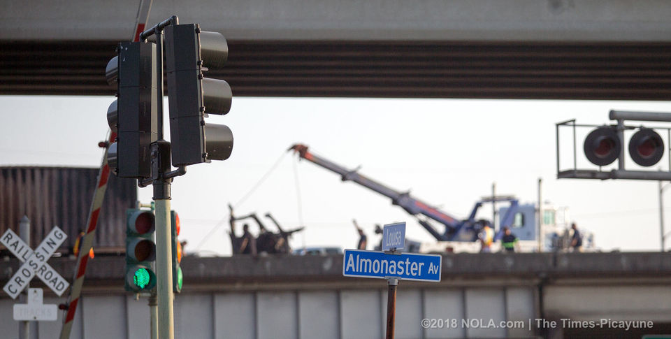 18-wheeler fire closes I-10 East before High Rise, authorities say ...