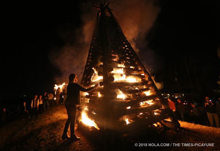 Christmas Eve bonfires light up the Mississippi River levee: photos ...