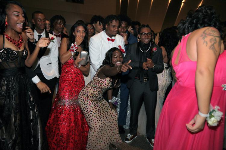 Prom 2017: Salmen High School lights up Slidell on special night ...