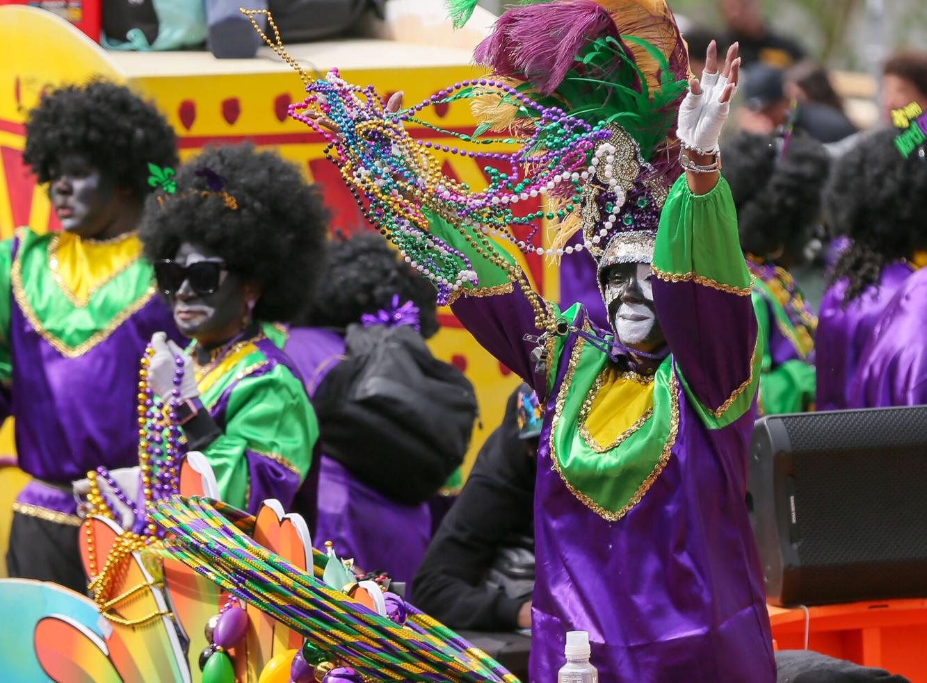 Easy breezy: Mardi Gras revelers celebrate despite weather | Mardigras ...