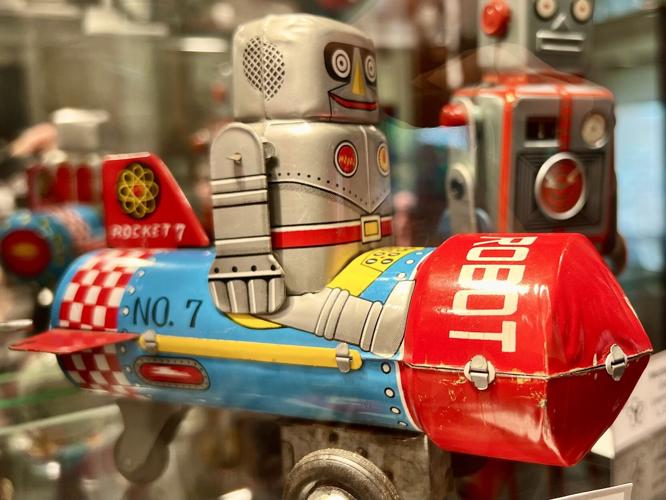 Louisiana's Kevin Hardy collects antique tin toy robots | Entertainment ...