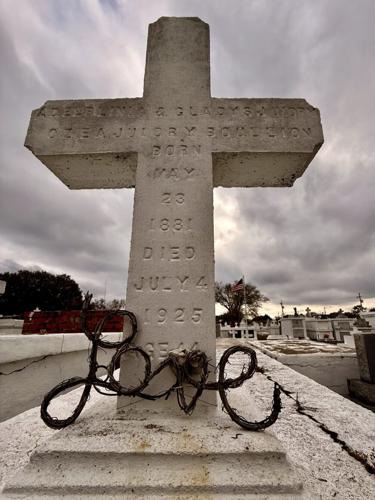 Ripley's recognized Acadiana cemetery for wrong-way graves ...