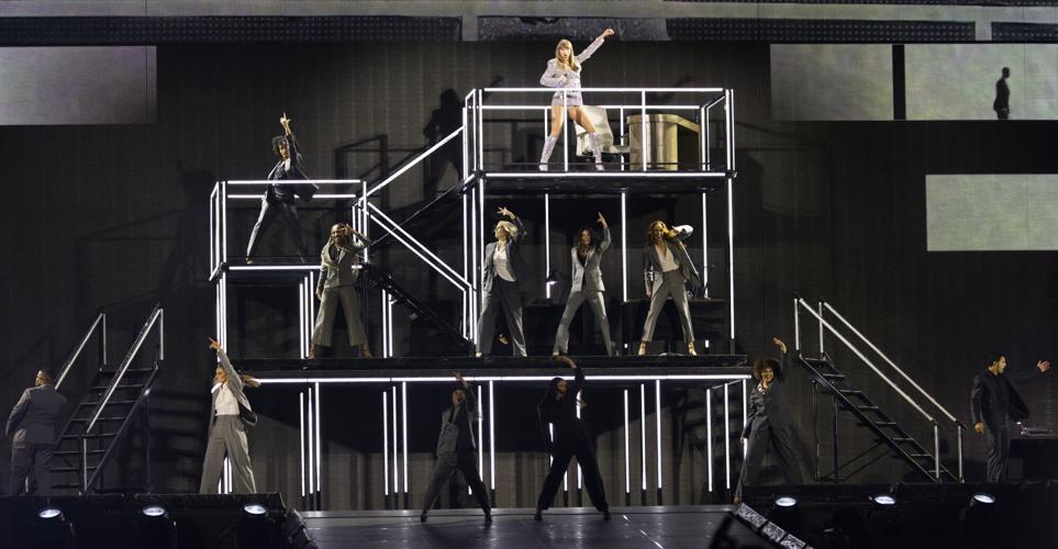 Taylor Swift's 1989 outfit represents New Orleans Mardi Gras | Taylor ...