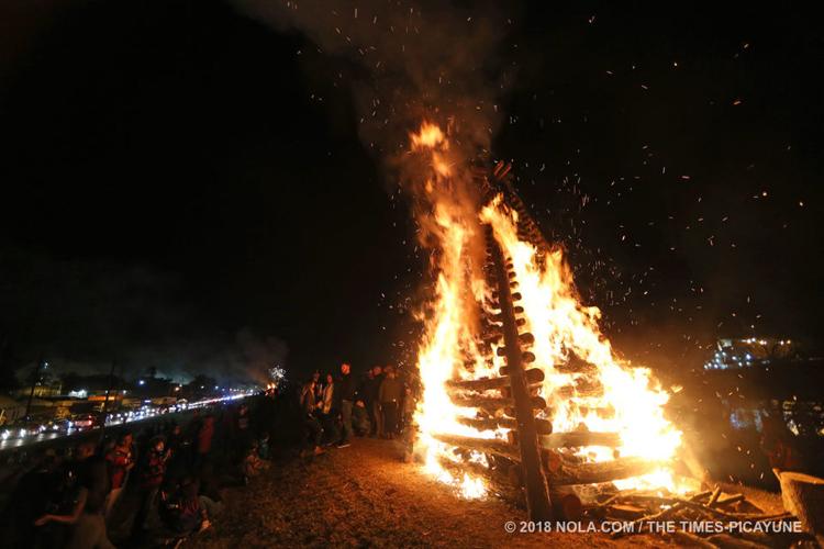Christmas Eve bonfires light up the Mississippi River levee: photos ...