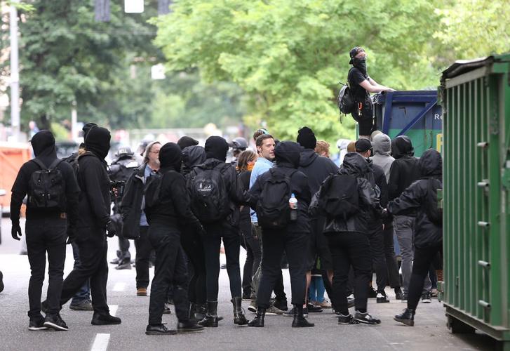 Clashing protesters draw blood, block traffic in downtown Portland ...