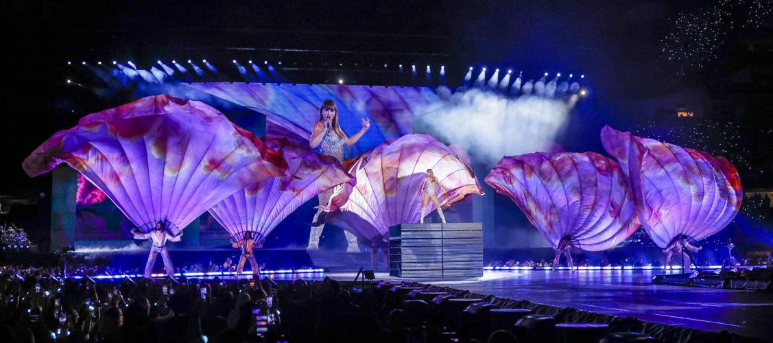 Taylor Swift's 1989 outfit represents New Orleans Mardi Gras | Taylor ...