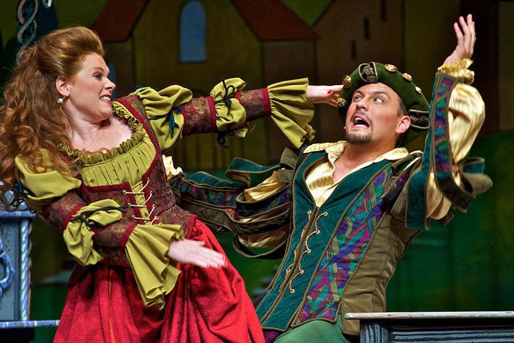 As Sally Bowles in 'Cabaret,' Katie Howe tries to show again why she's ...