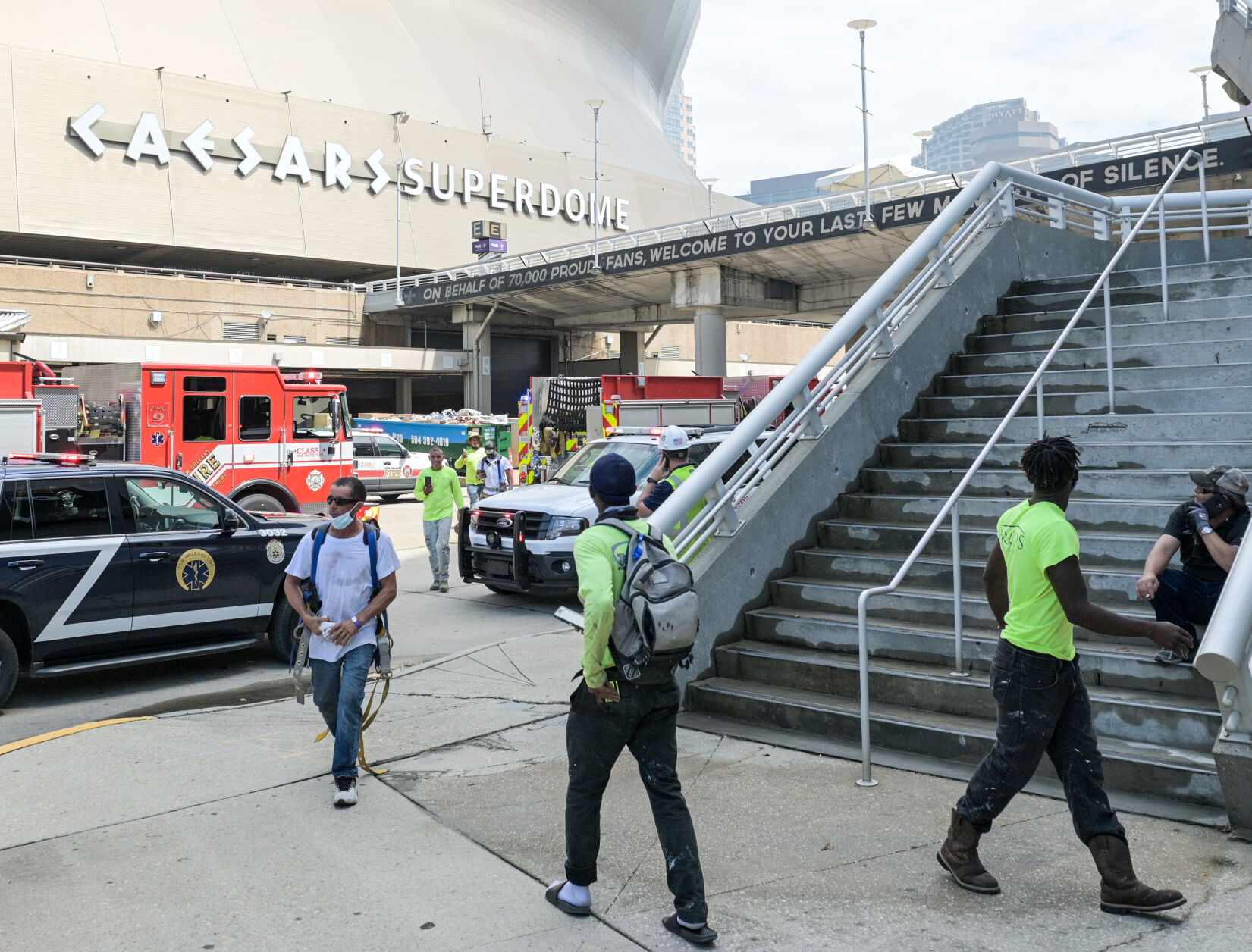Photos, video: Caesars Superdome roof catches fire Tuesday afternoon ...