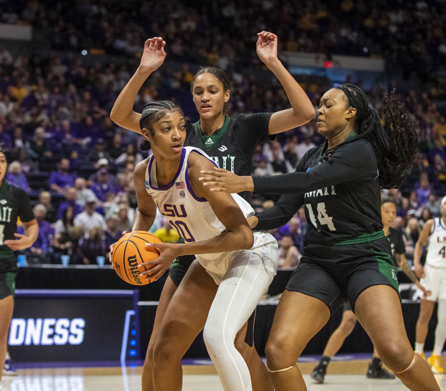 LSU's Angel Reese tells why she wears one legging in games | LSU | nola.com