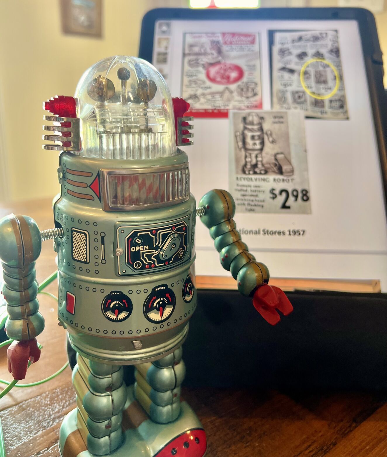 Louisiana's Kevin Hardy collects antique tin toy robots | Entertainment ...
